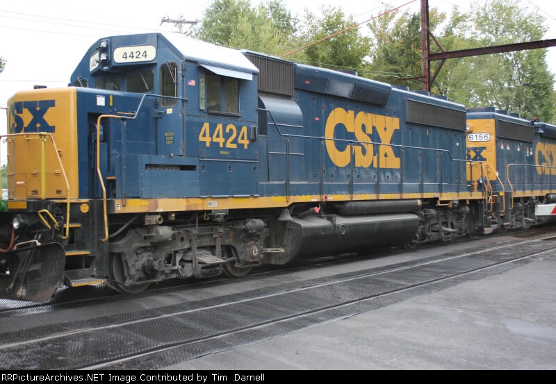 CSX 4424 on Q300